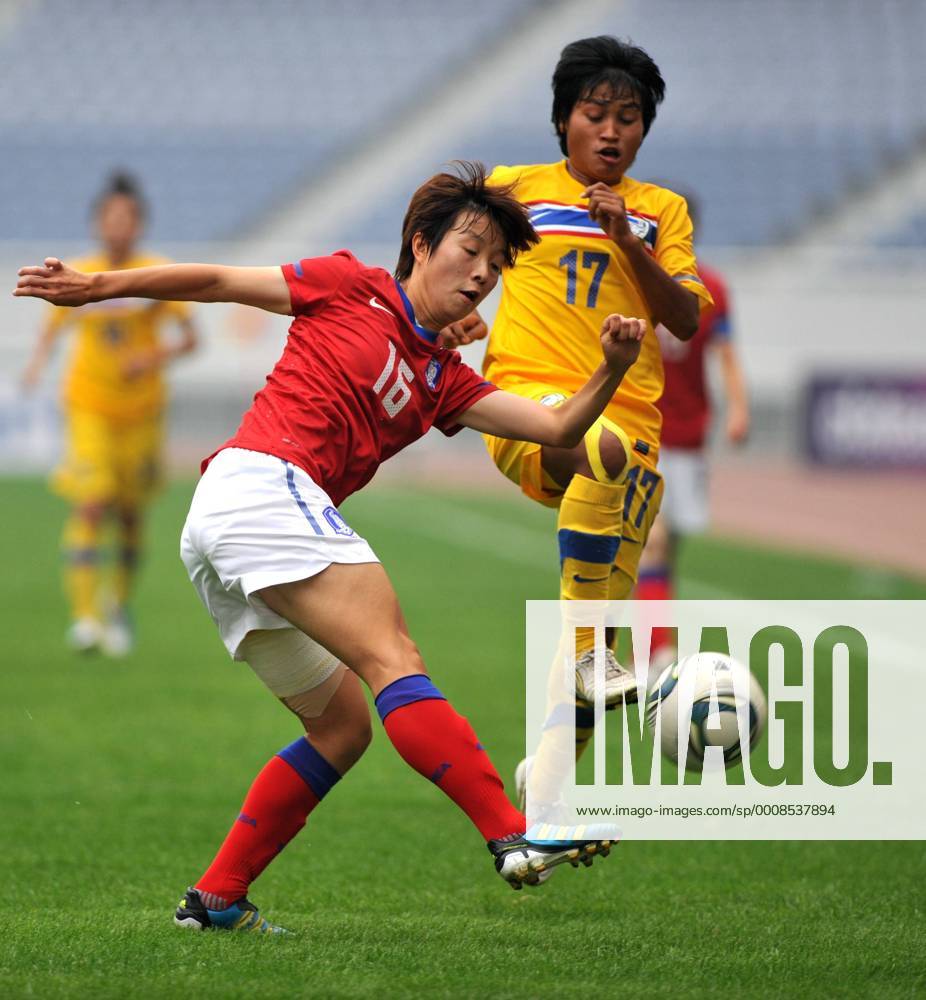 JINAN, Sept. 8, 2011 South Korea s Kim Hye Ri vies for the ball during ...