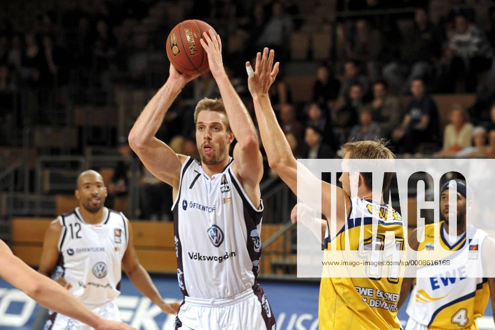 Kyle VISSER(New Yorker Phantoms Braunschweig) (am Ball), Adam CHUBB ...