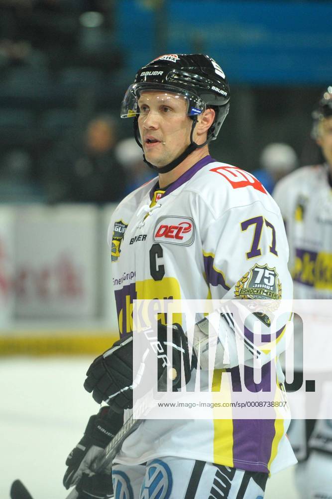 Pascal Trepanier (Krefeld Pinguine Mitte) diskutiert mit dem ...