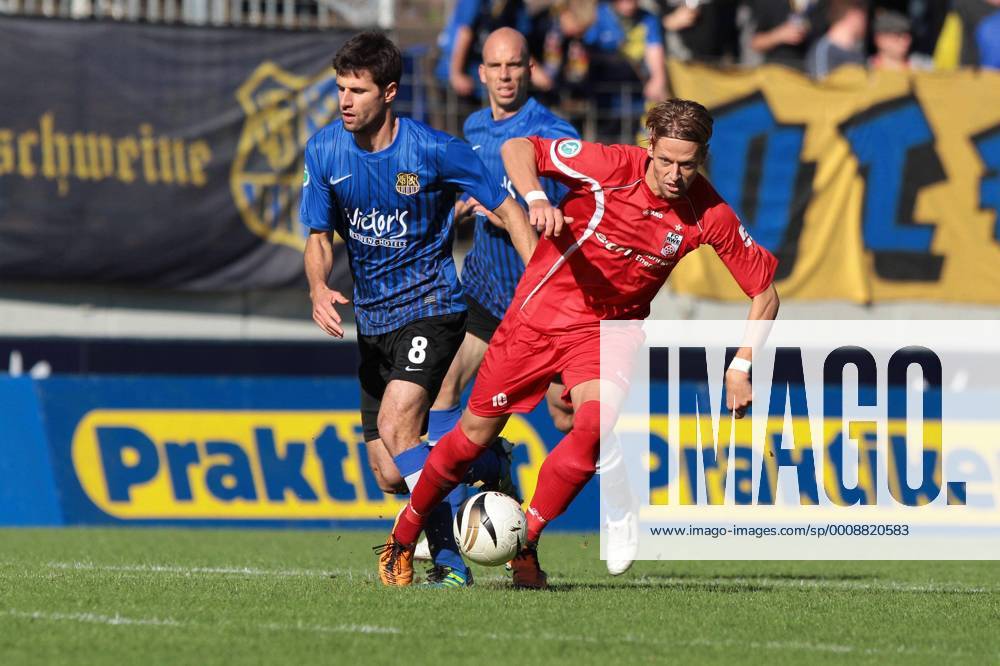 Marcel REICHWEIN (Rot-Weiss Erfurt 10) vor Tim KRUSE (1. FC Saarbrücken 8) 3. Liga Herren, Männer