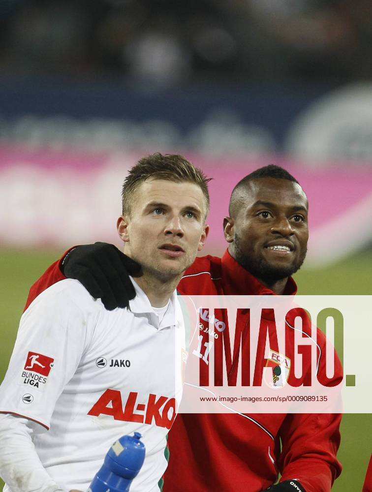 Schlussjubel vor dem Fanblock, Daniel BAIER (FC Augsburg, li.), Nando ...