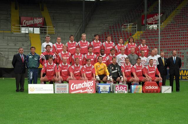 Kader 1. FC Kaiserslautern 1997 1998, hi.v.li.: Zeugwart Krauss, Martin ...