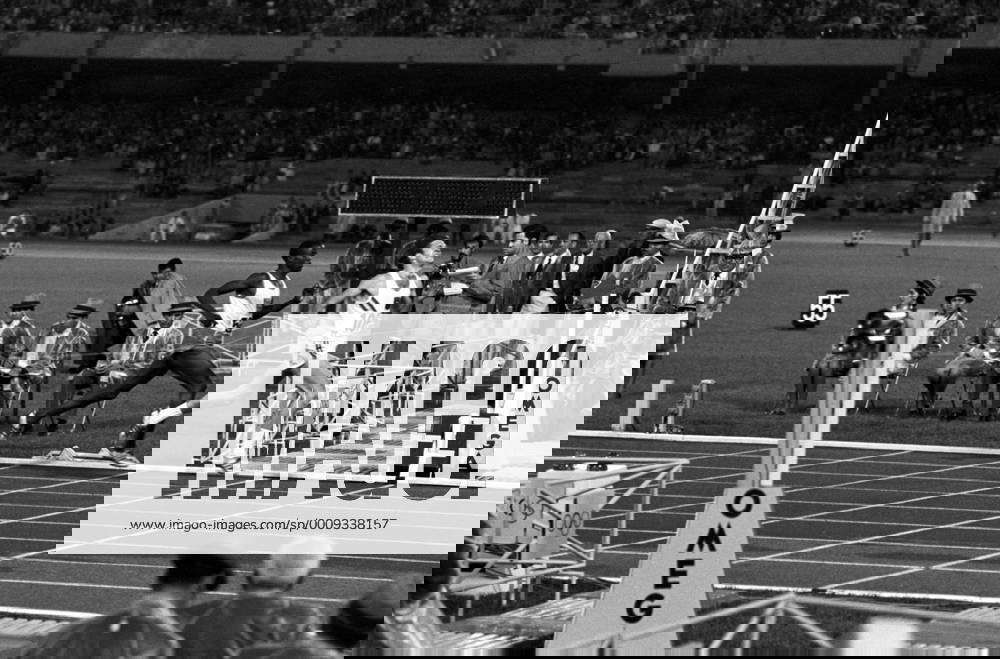 Finale 800m Herren der Olympischen Spiele: Olympiasieger Ralph Doubell ...