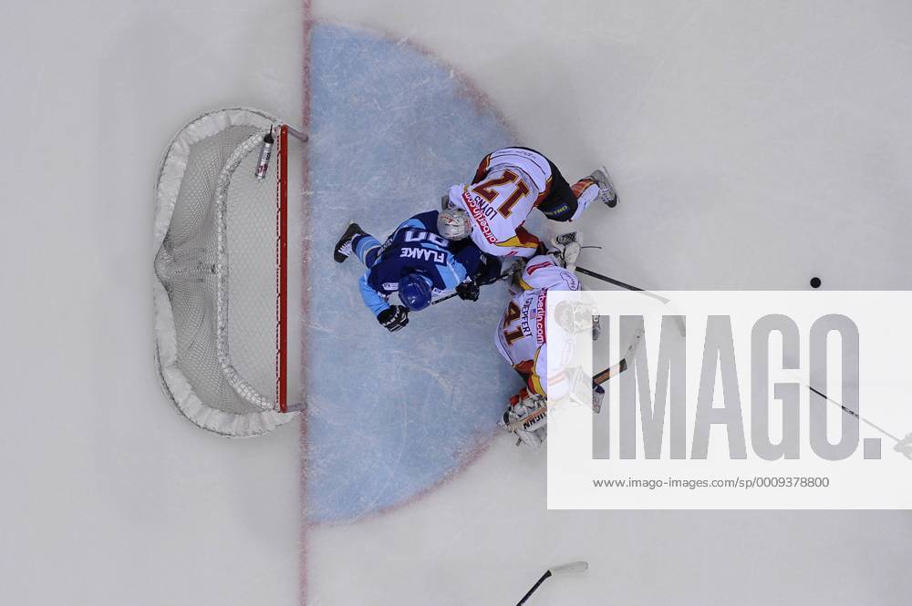 HAMBURG, 11.12.2011, Robert Goepfert pariert einen Schuss von Jerome ...