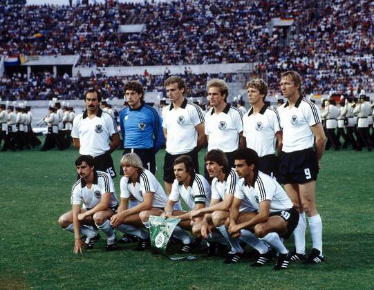 EM Finale 1980 in Rom - Mannschaftsbild BR Deutschland (BRD), hi.v.li ...