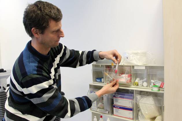 Prof. Dr. Dr. Perikles Simon, Leiter des molekularbiologischen Labors ...