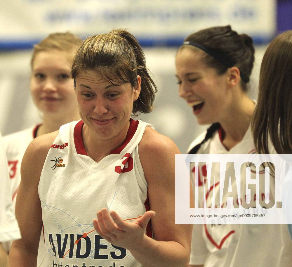 Jubelnde Kim Sitzmann und hinten rechts Katharina Feil , Hurricanes ...