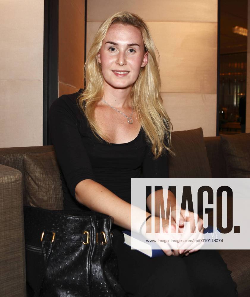 Australian Open 2012, Melbourne,Spielerin Sarah Gronert (GER) sitzt auf ...