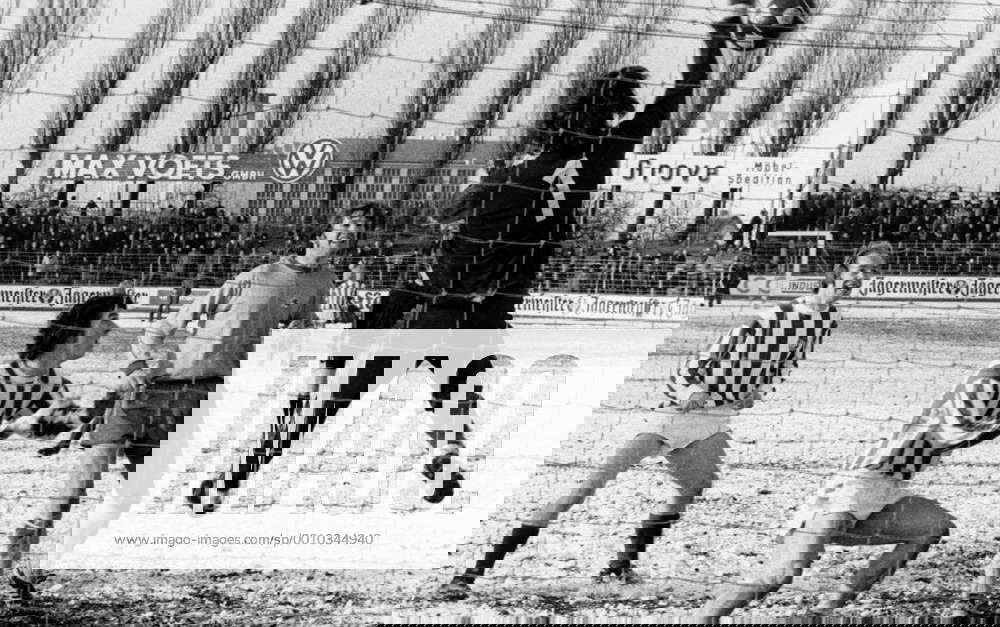 Torwart Bernd Franke (Eintracht Braunschweig) klärt per Faustabwehr, li ...