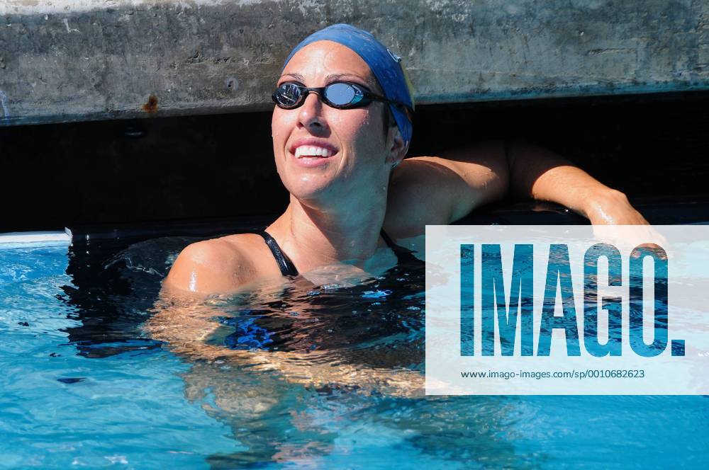 Irvine, CA - Janet Evans prepares fort the 800 freestyle at the Speedo ...
