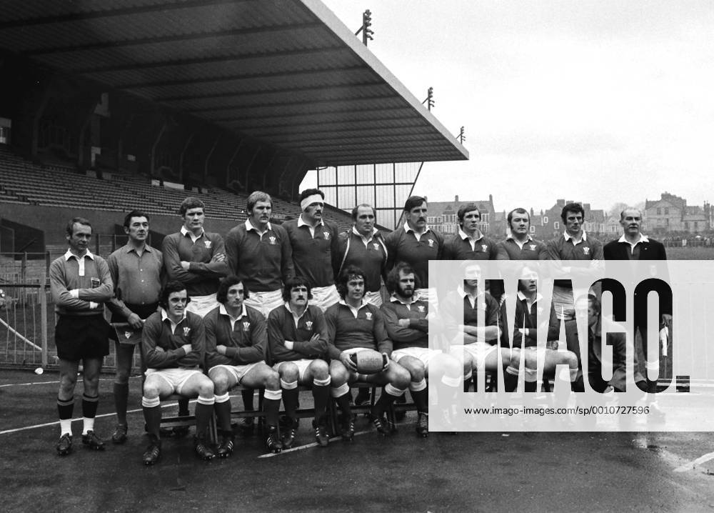 Rugby Union Wales 20 01 1973 Wales team group. Back row L to R. Glyn ...
