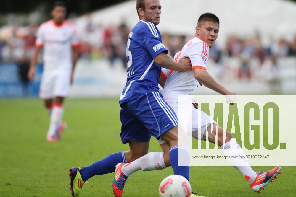 Ivan Bakovic (FC Ismaning, blau) gegen Vladimir Rankovic (FC Bayern ...
