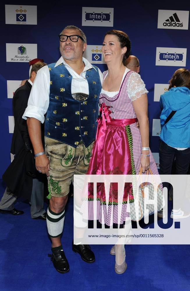 Jimmy Hartwig mit Ehefrau Stefanie Blauer Teppich bei der 125 Jahre HSV ...