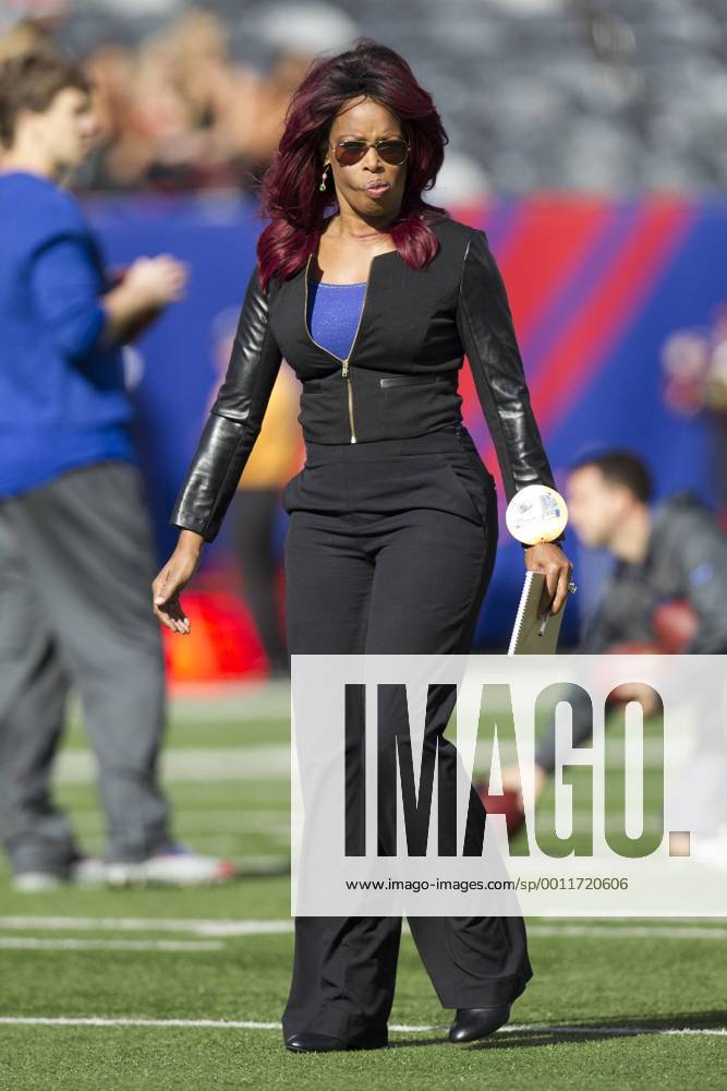 : Fox Sports Pam Oliver looks on during warm-ups prior to the NFL American Football Herren USA game