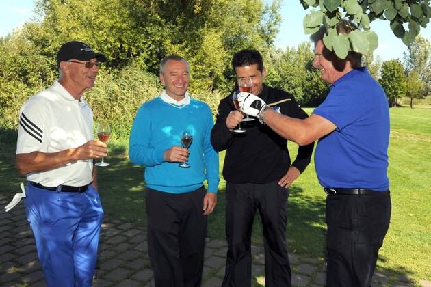 Der ehemalige Fussball-Profi Franz Beckenbauer, Unternehmer Roger ...