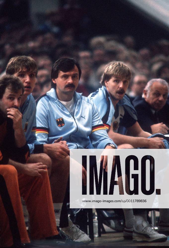 Rüdiger Neitzel (2.v.li.), Bundestrainer Simon Schobel (mitte) und ...