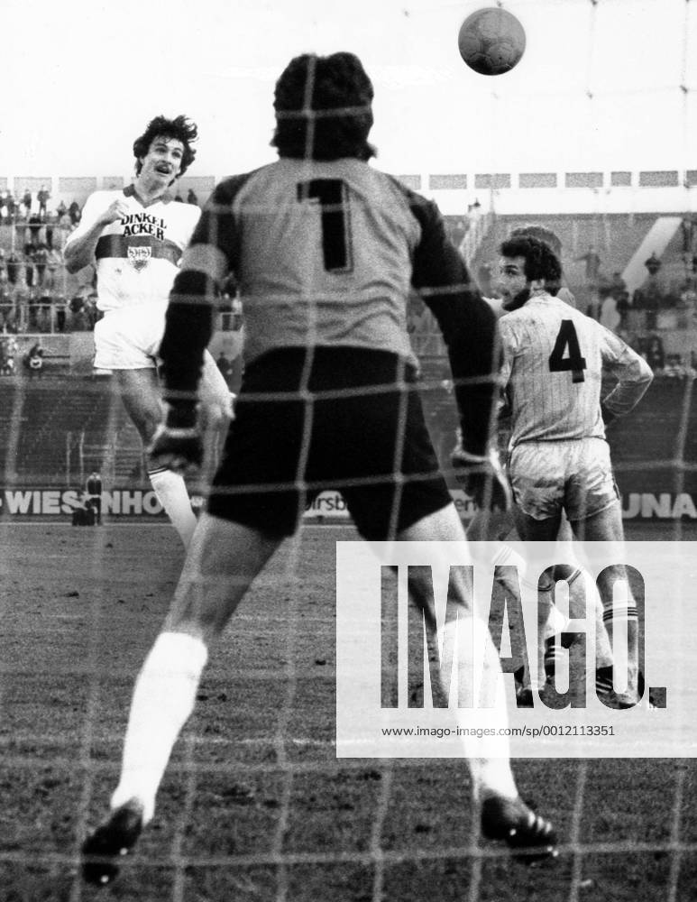 Thomas Kempe (VfB Stuttgart) erzielt gegen Torwart Bernd Franke ...