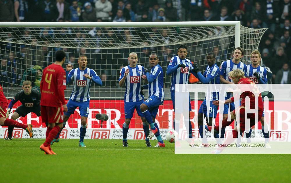 Freistoßmauer Marcel Ndjeng, Peer Kluge, Ronny Heberson Furtado de ...