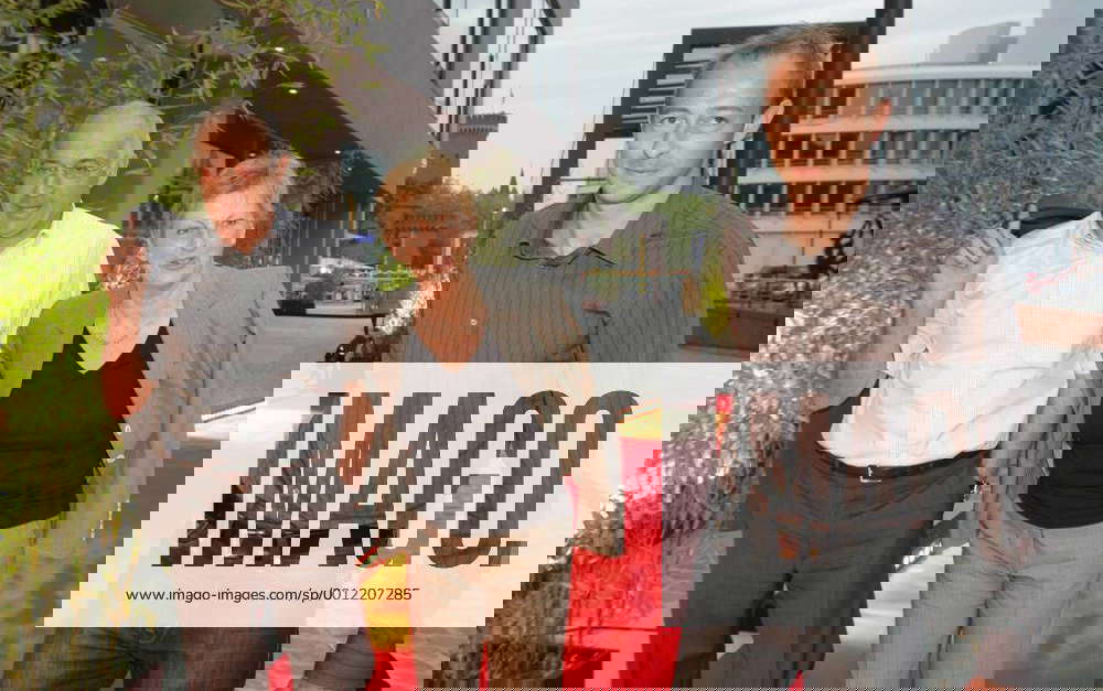 1.FC Köln Saison Abschlußpartie Familie Cullmann, v.li.: Bernd mit Frau ...