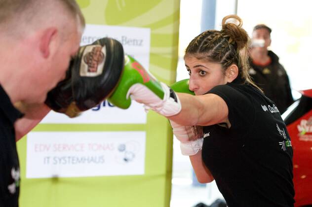 Boxerin Rola EL-HALABI beim offiziellen Pressetraining vor ihrem ...