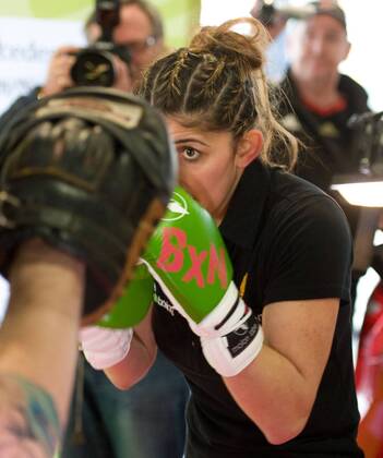 Boxerin Rola EL-HALABI beim offiziellen Pressetraining vor ihrem ...