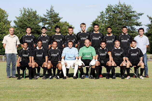 Landesliga, Kickers Obertshausen off. Teamphoto hintere Reihe v.l ...