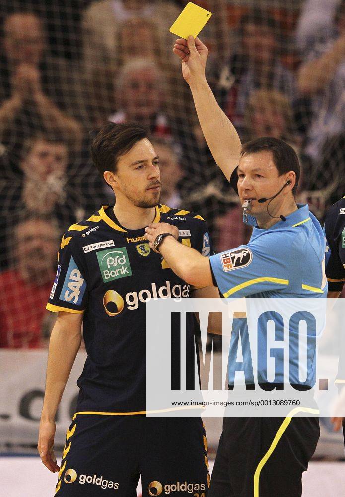 Foto: ..... Patrick Groetzki - Löwen - muss gehen , Schiri Jörg Mahlich ...