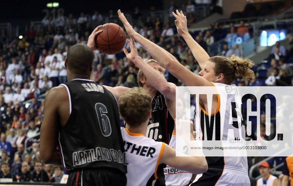 Bradley Buckman, artland, mitte, mit Ball, rechts John Bryant, Ulm ...