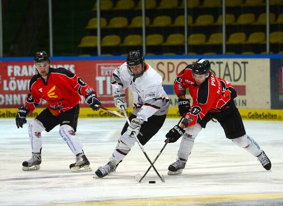 JH, Regionalliga West, Loewen Frankfurt 1B - Neusser EV v.l. Niklas ...