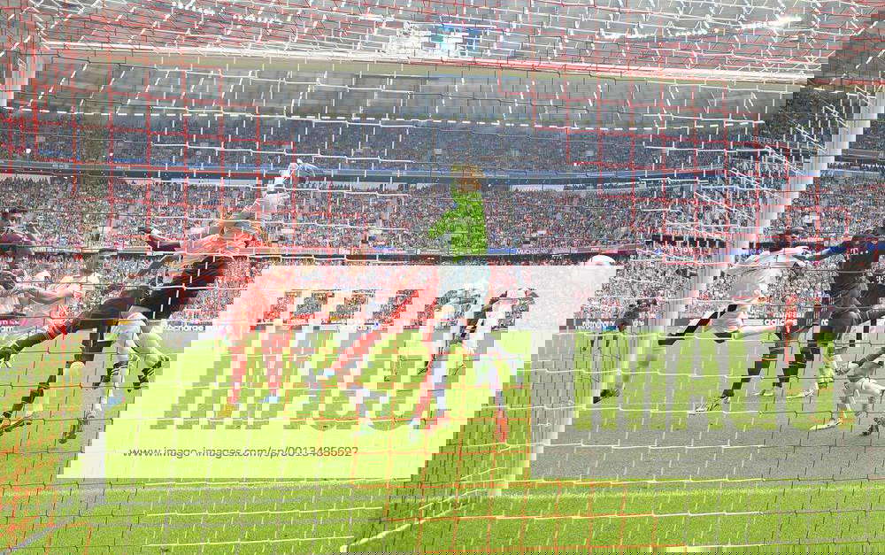 Tor zum 1-0 , Kopfball Emre CAN (Bayern Muenchen,2.v.li) nach Freistoss ...