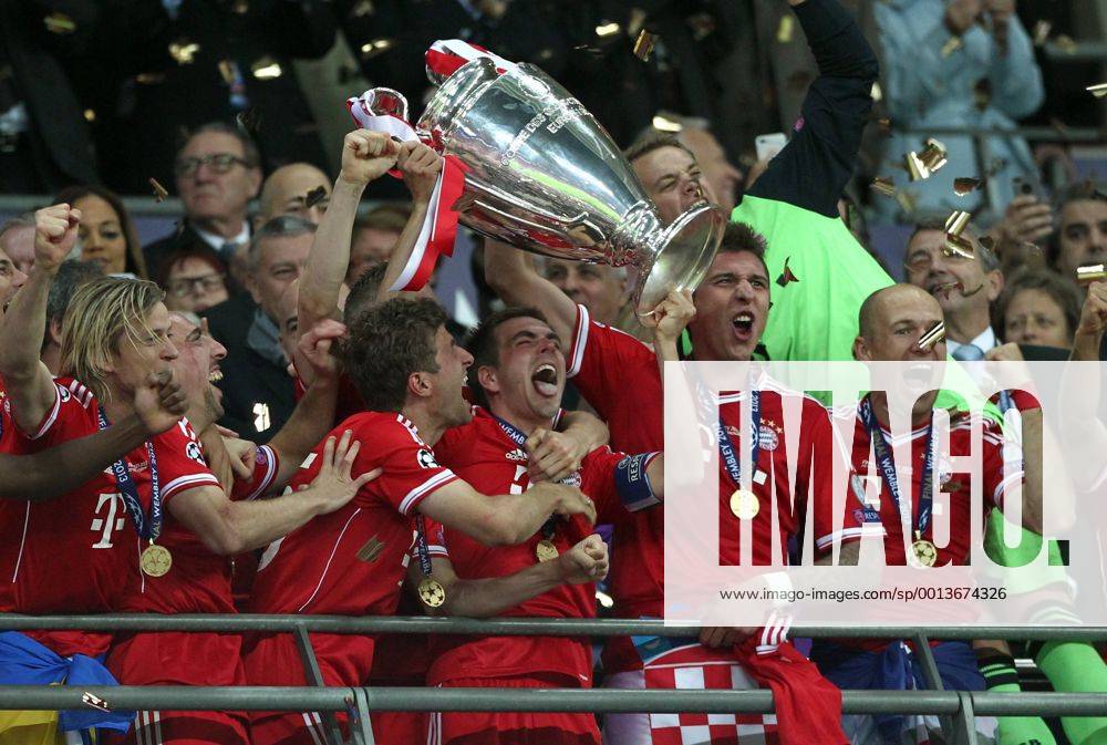 Philipp Lahm mit Pokal, David Alaba, Anatoliy Tymoshchuk, Franck Ribery ...