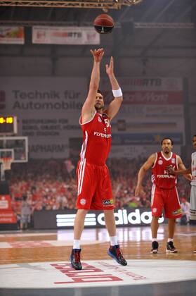 Jared HOMAN (FC Bayern München) beim Freiwurf. Freisteller