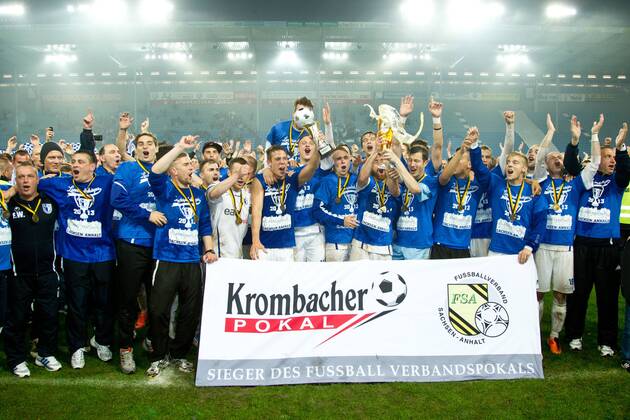 Teamfoto 1. FC Magdeburg - v.li. Frank Windelband,Betreuer Heiko Horner ...
