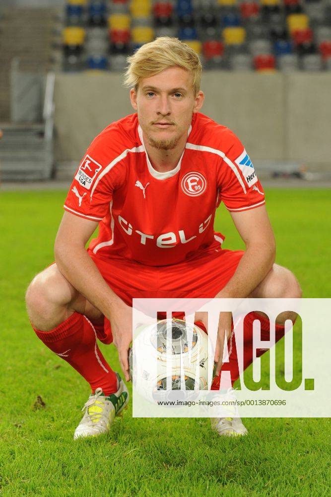 Ben Halloran ( Fortuna Düsseldorf Portrait Saison 2013 14 ) hockend mit
