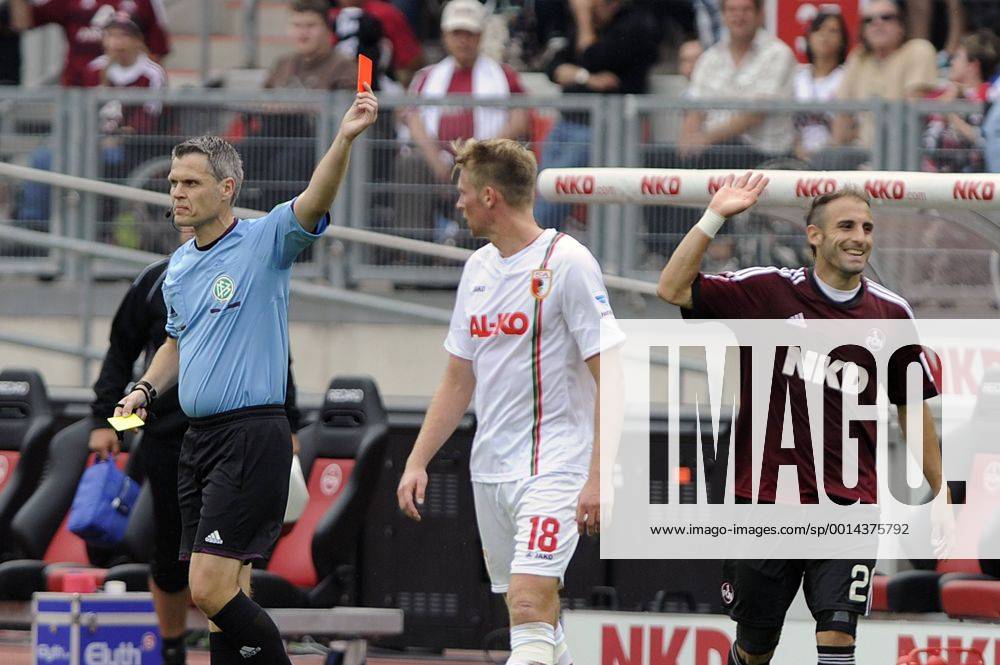 Schiedsrichter Michael WEINER zeigt Javier PINOLA (1.FC Nürnberg) die ...