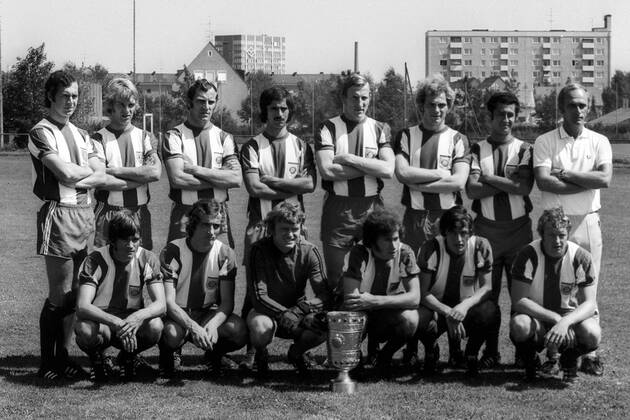 Kader FC Bayern München 1971 1972, hi.v.li.: Franz Beckenbauer, Franz ...