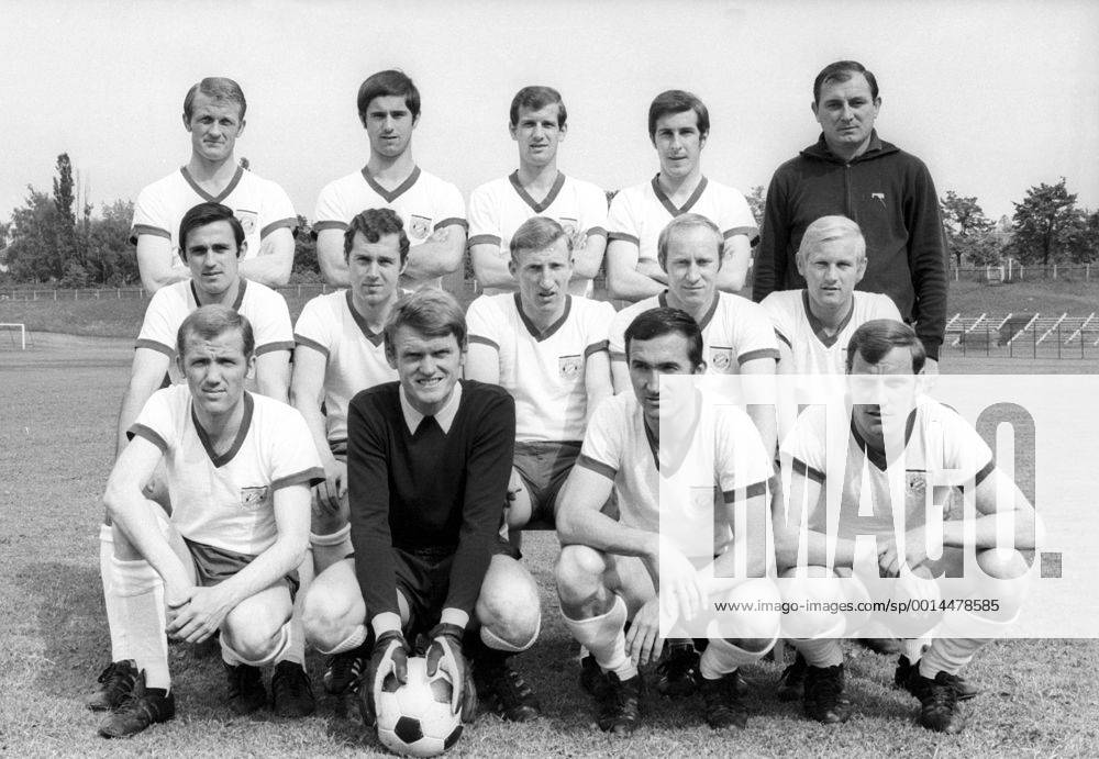 Kader FC Bayern München 1969 1970, hi.v.li.: Werner Olk, Gerd Müller ...