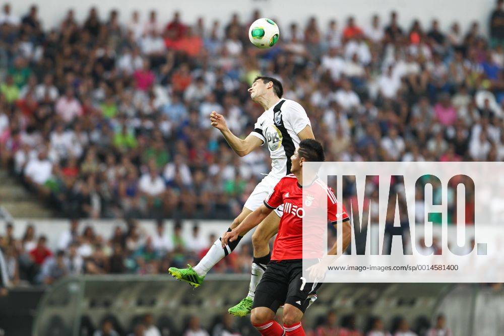 Paulo Oliveira (T) of Vitoria SC Guimaraes challenges Cardozo of SL ...