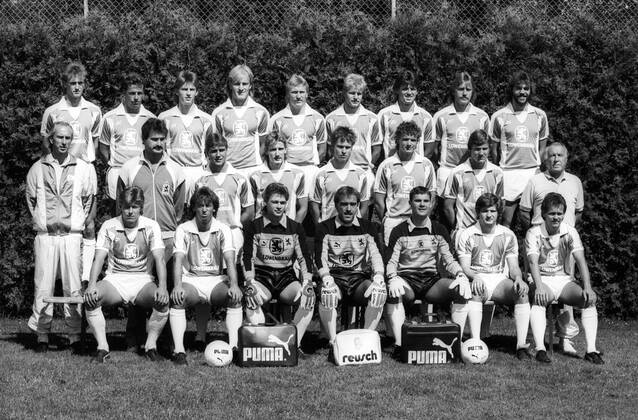 Mannschaftsbild des TSV 1860 München, hi.v.li.: Betreuer Hugo Hackl ...