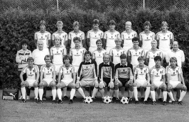 Mannschaftsbild des TSV 1860 München, hi.v.li.: Betreuer Hugo Hackl ...