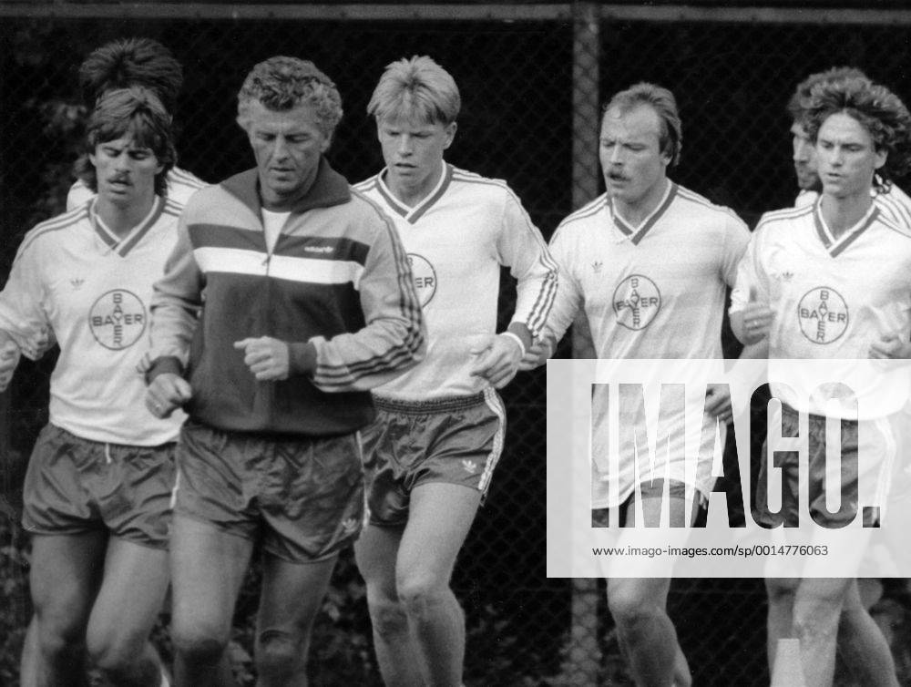 Bayer 04 Leverkusen, v.li.: Falko Götz, Trainer Erich Ribbeck, Knut ...