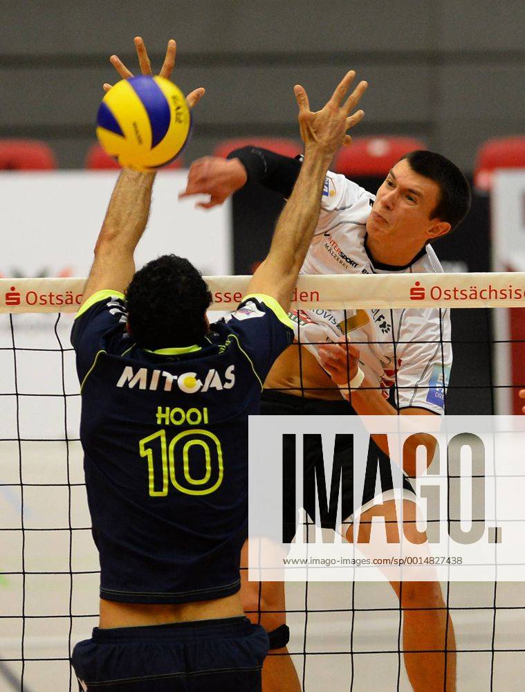 Hinten: Alan Wasilewski (Dresden) gegen Jairo Hooi (CVM), VC Dresden ...