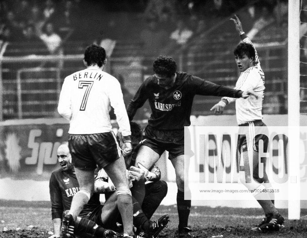 Torwart Reinhard Mager (Blau Weiß 90 Berlin) gegen Dieter Trunk (li ...