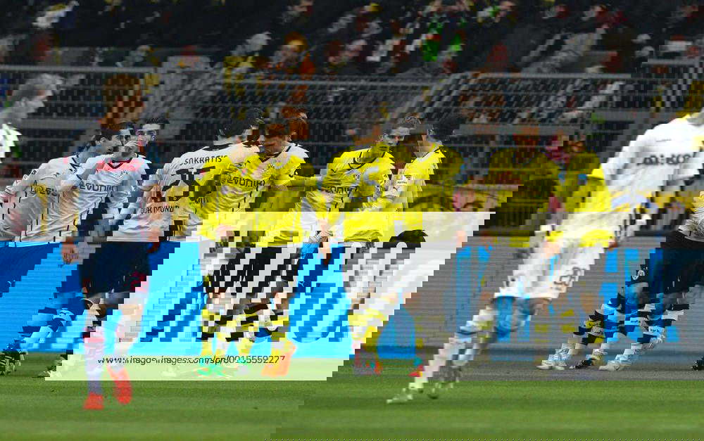 Die Mannschaft freut sich ueber das Tor von Sven BENDER 6 (Borussia ...