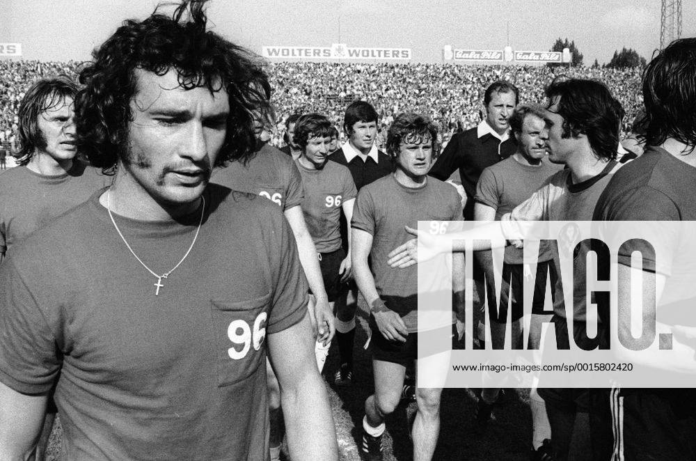 Spielende - verloren. Han96 Spieler v.l.: Willi Reimann Ludwig Denz ...