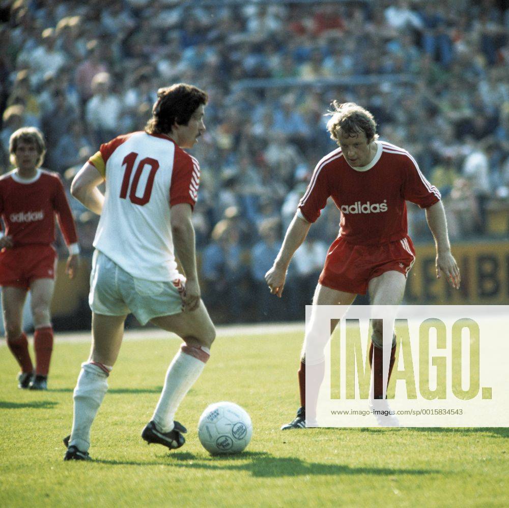 Spielszene, Dieter Bast (RWE) am Ball, rechts Johnny Hansen (FCB ...