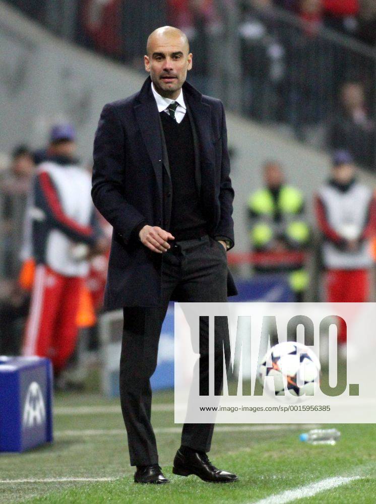 Trainer Pep Guardiola (FC Bayern), Ball Fussball UEFA Champions League ...