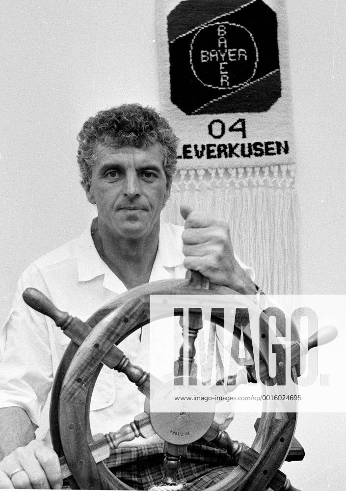 Erich Ribbeck wird 70. Erich Ribbeck, DFB Bundestrainer und 1988 UEFA ...