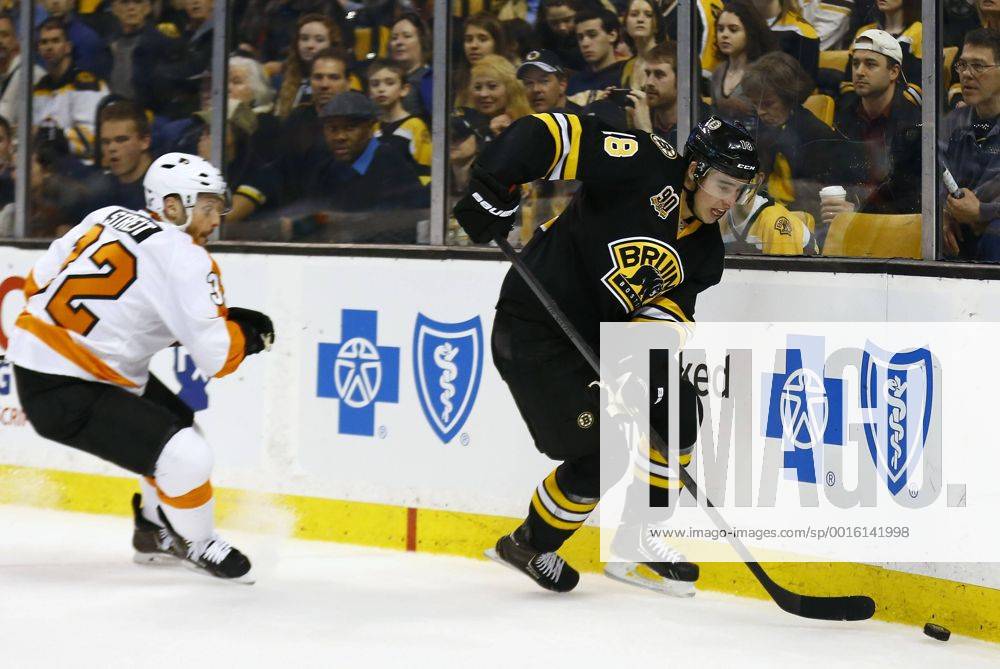 April 5, 2014: Boston Bruins Reilly Smith (18) cuts away from ...