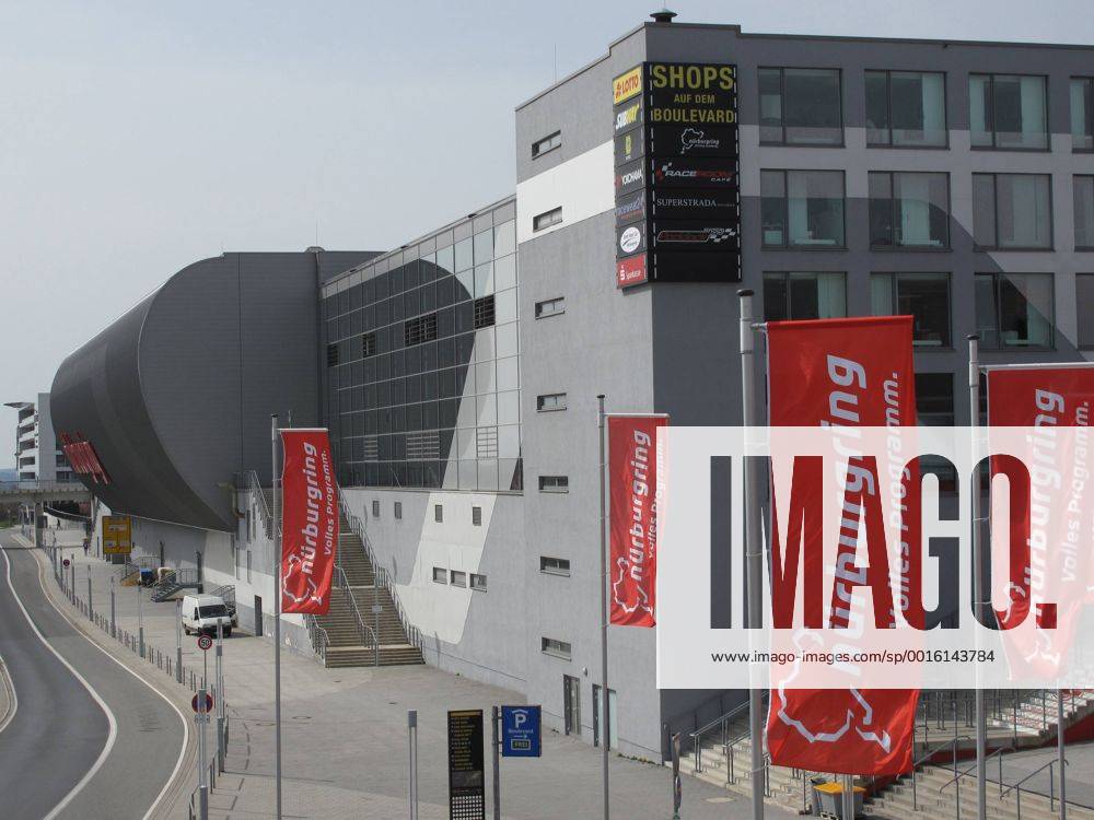 Blick auf das Gebäude Ring Boulevard mit Fahnen Nürburgring - volles ...